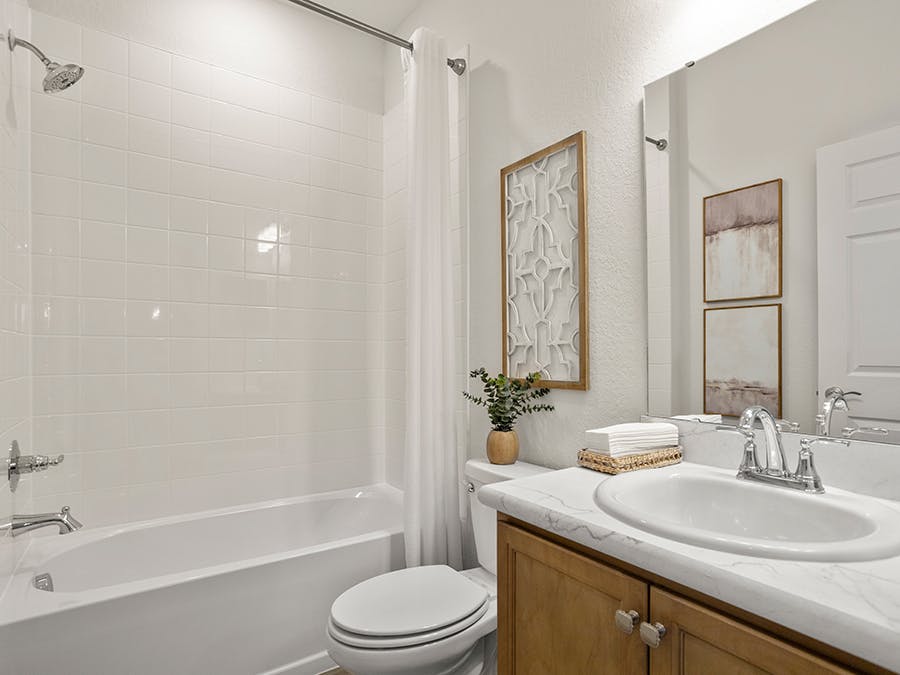 Inspiration Gallery | Summerlyn II - Hall Bath | Highland Homes
